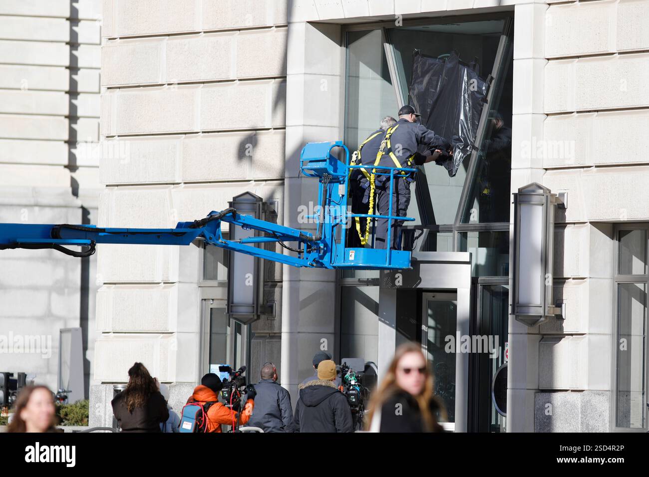 February 7, 2025, Washington, D.C, California, U.S: Workers cover the ...