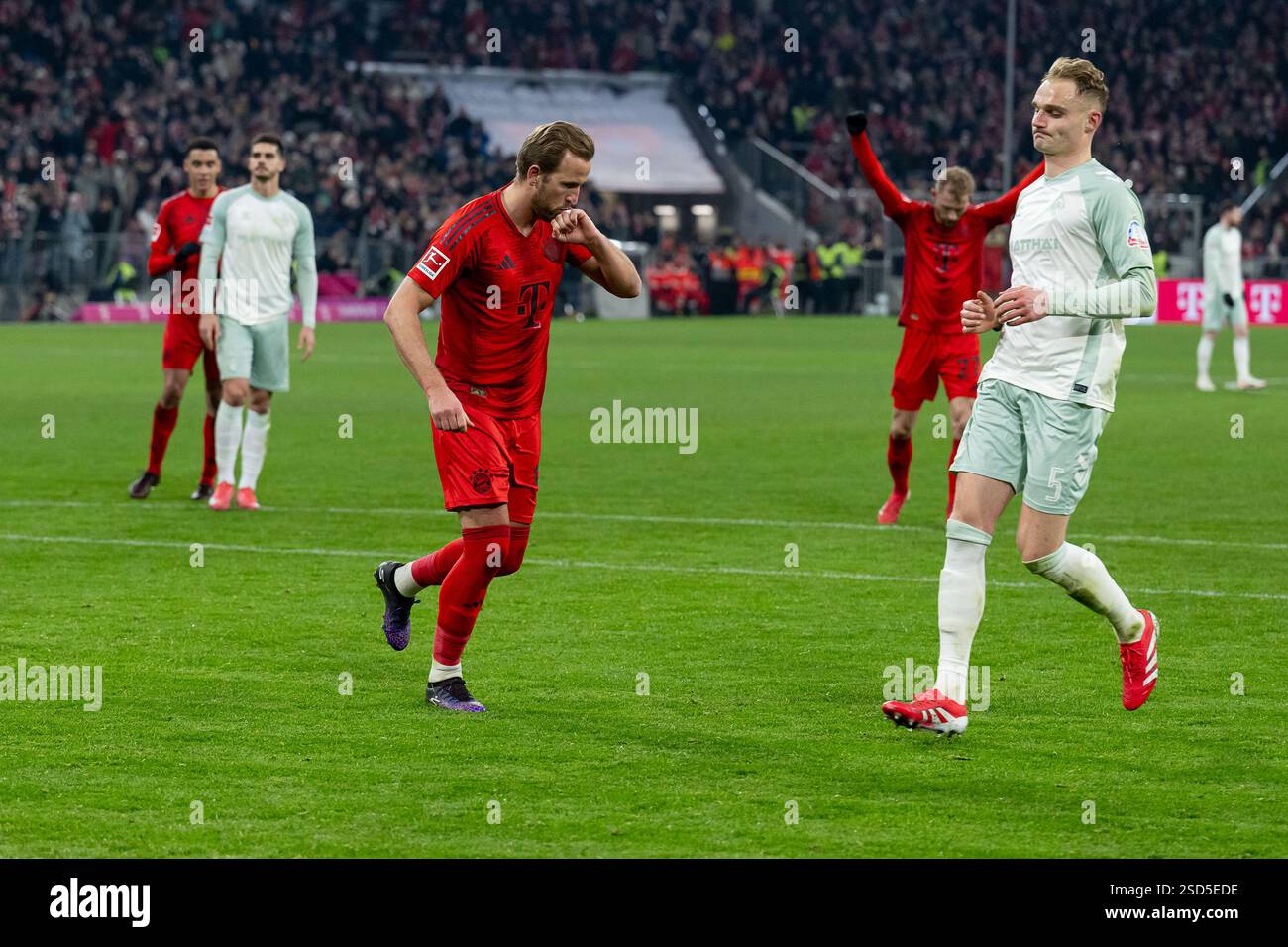 Harry Kane (FC Bayern Muenchen, #9) bejubelt sein Tor per Elfmeter ...