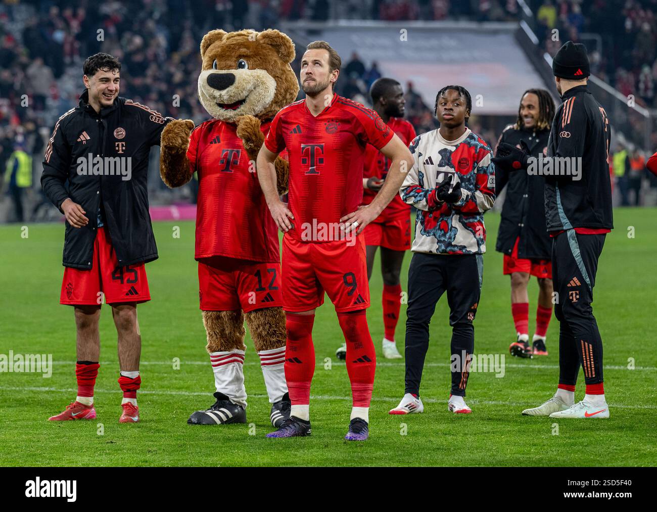 Aleksandar Pavlovic (FC Bayern Muenchen, #45), Maskottchen Berni (FC ...