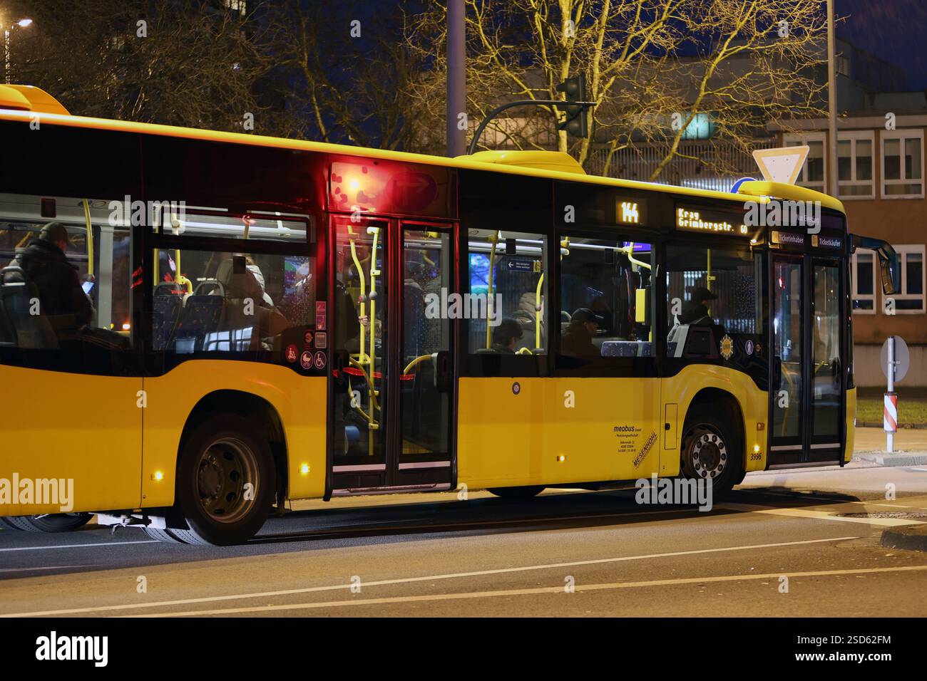 Öffentliche Verkehrsmittel Ein Linienbus hat eine Haltestelle verlassen ...