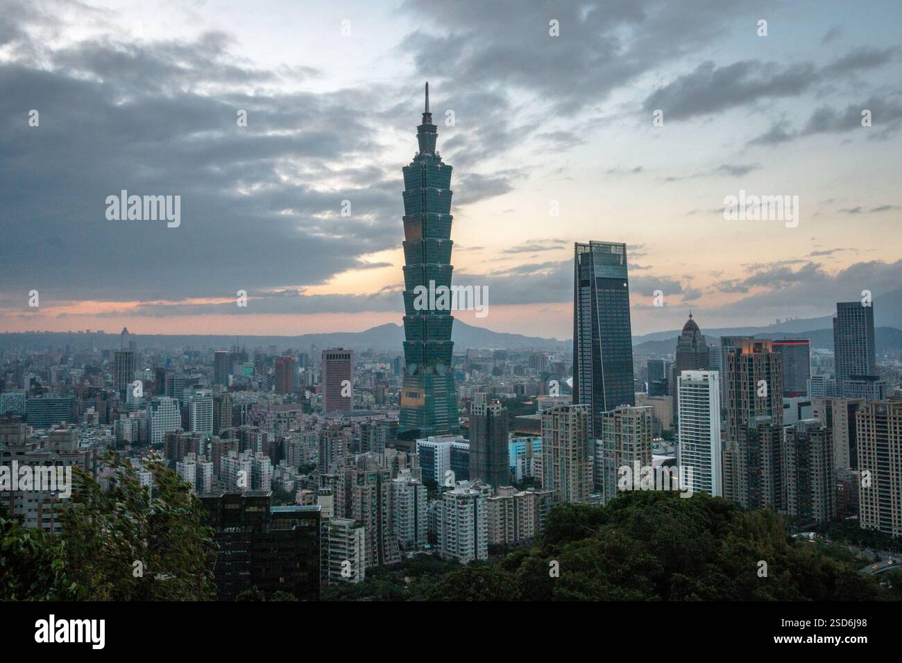 Views of the Taipei 101 building in the city of Taipei, Taiwan Stock ...