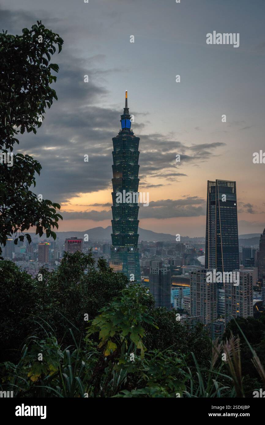 Views of the Taipei 101 building in the city of Taipei, Taiwan Stock ...