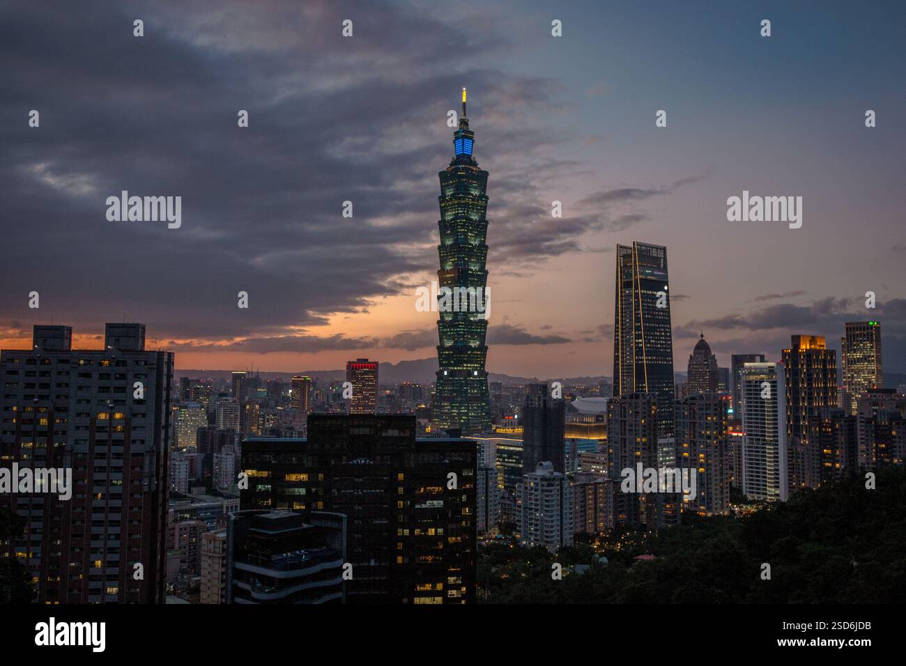 Views of the Taipei 101 building in the city of Taipei, Taiwan Stock ...