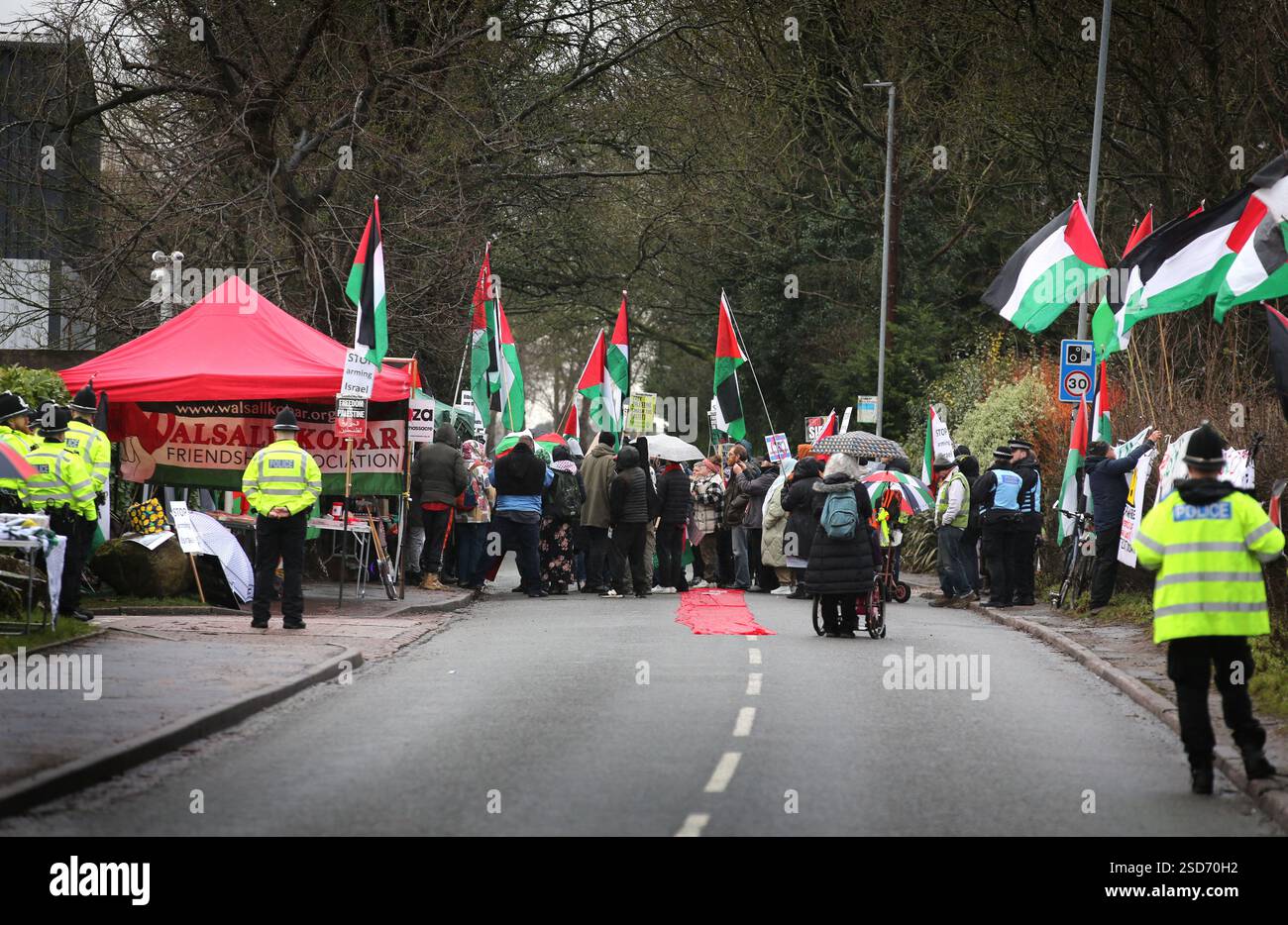 Shenstone, England, UK. 28th Jan, 2025. Protesters with flags block the ...