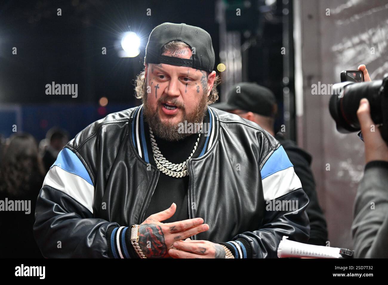 Saenger Theatre. 6th Feb, 2025. New Orleans LA; Jelly Roll poses on the ...