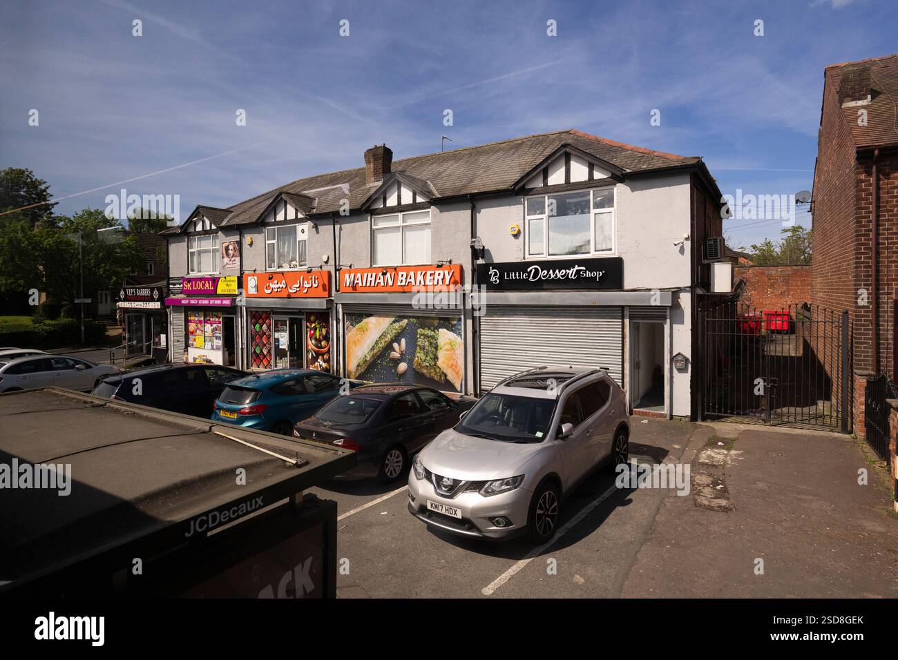 Cars parked outside shops in Barrow Hill, Greater Manchester. Maíhan ...