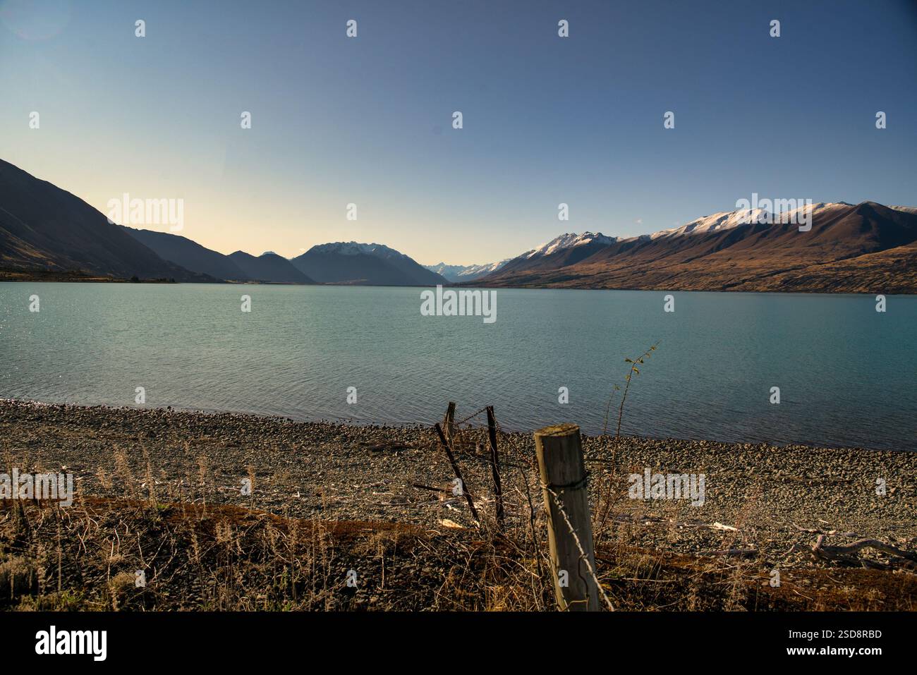 The lake shore views of the isolated remote alpind Lake Ohau Stock ...