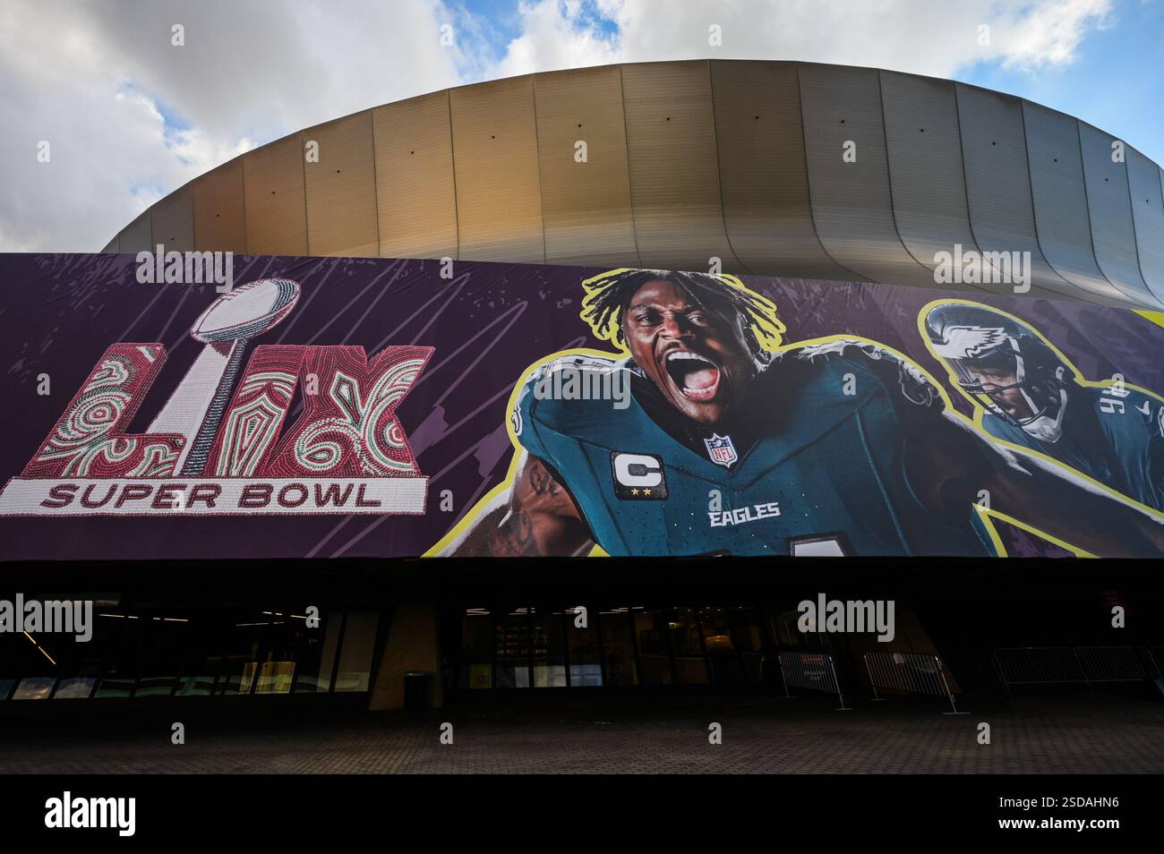 New Orleans, USA. 07th Feb, 2025. The Caesars Superdome is decorated ...