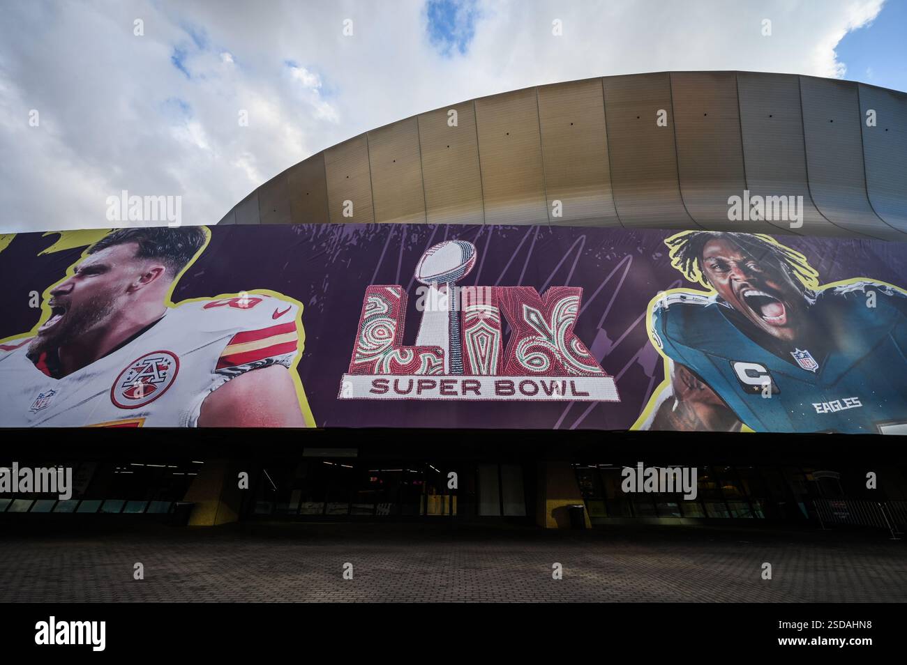 New Orleans, USA. 07th Feb, 2025. The Caesars Superdome is decorated ...