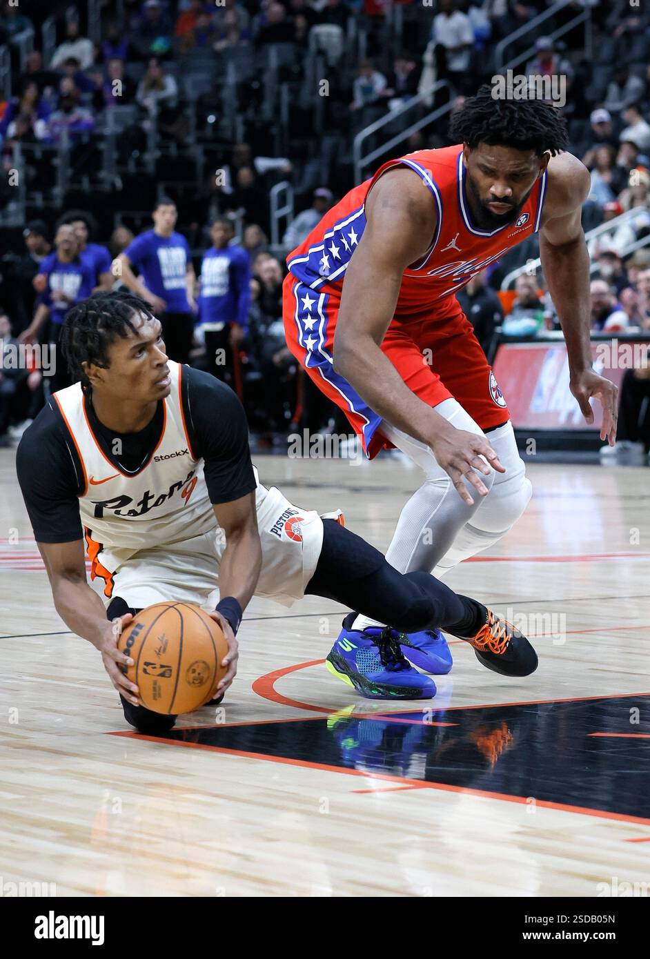 Detroit Pistons forward Ausar Thompson, left, looks to pass the ball ...