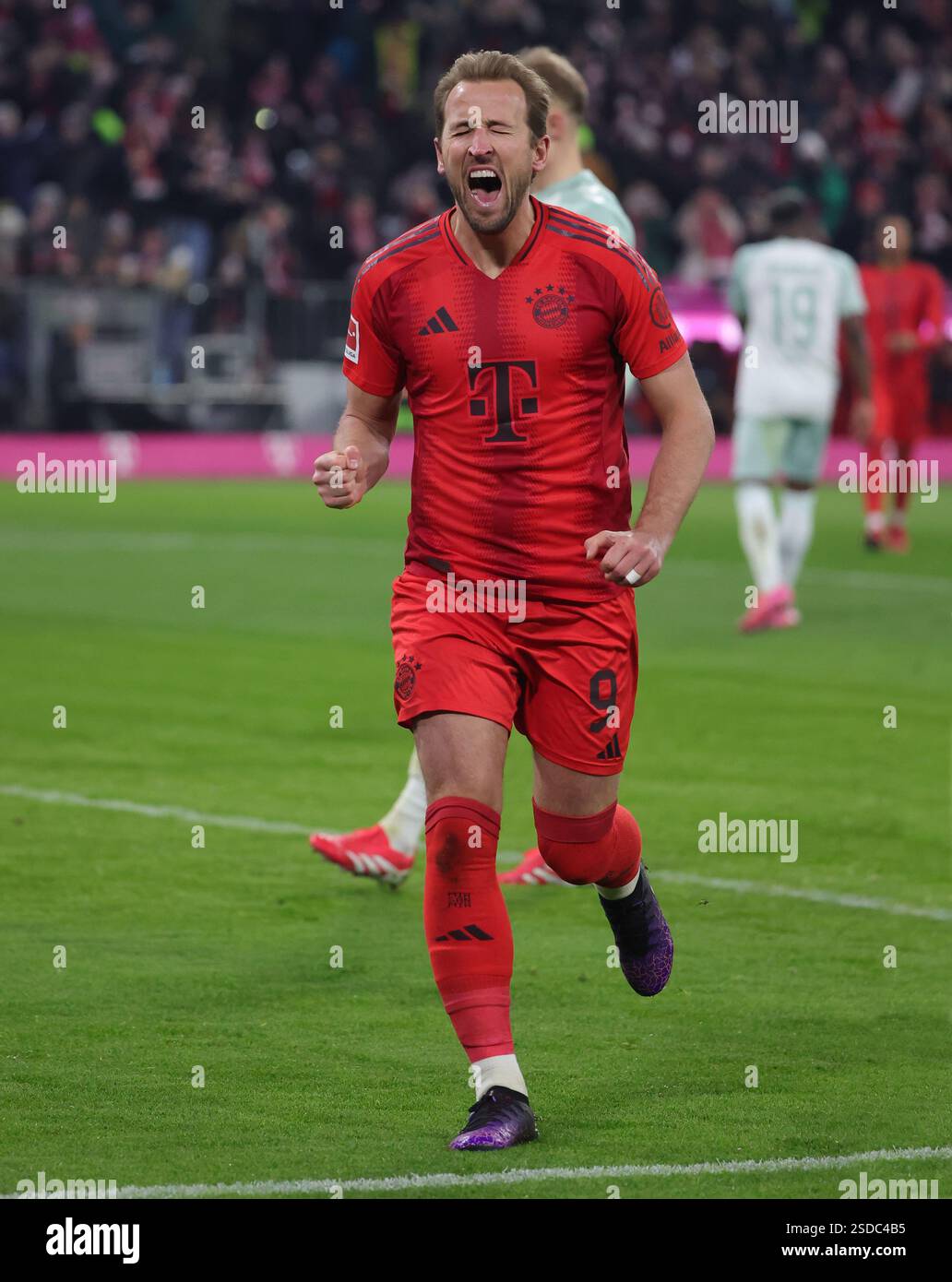 (250208) -- MUNICH, Feb. 8, 2025 (Xinhua) -- Harry Kane of Bayern ...