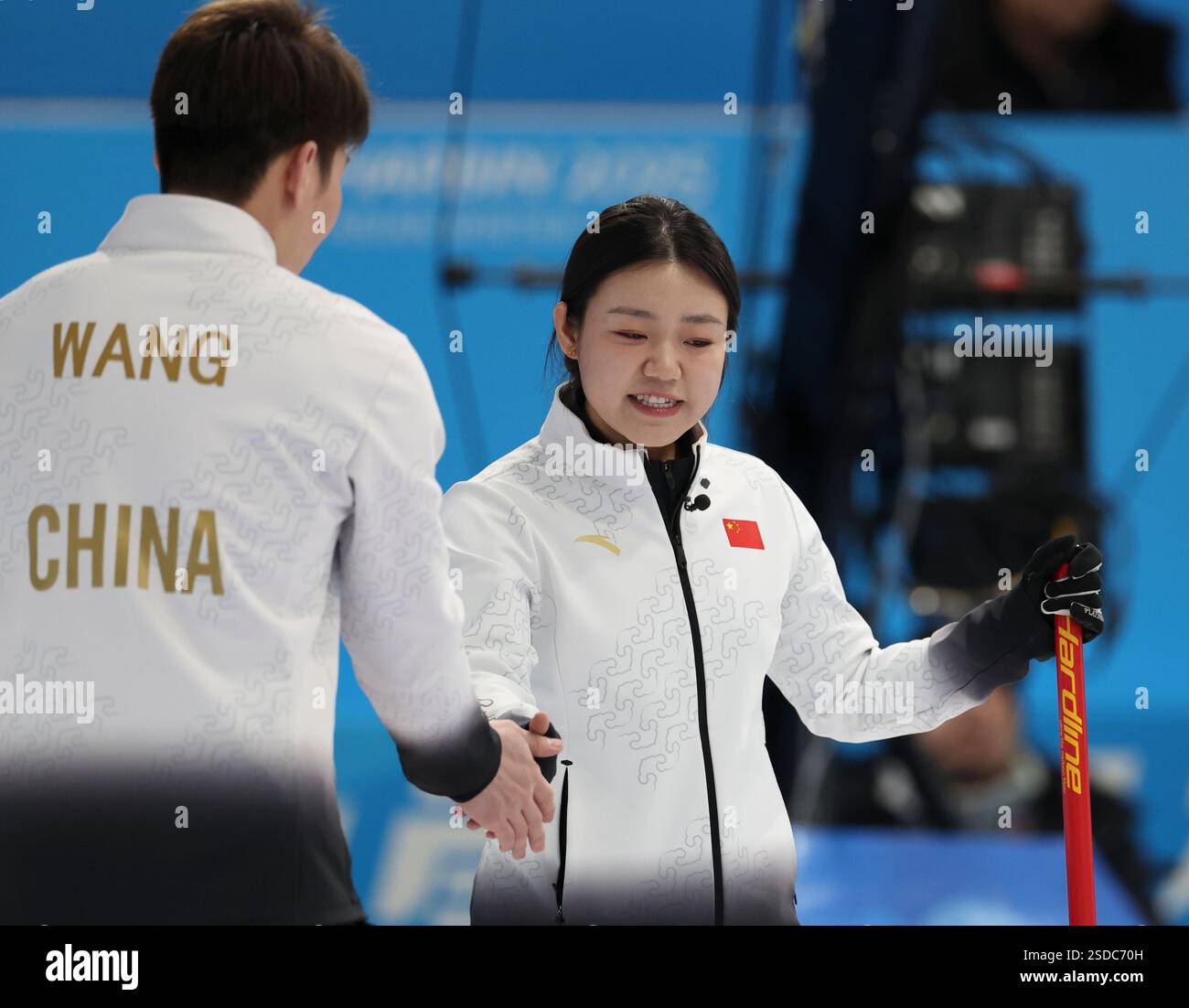 (250208) -- HARBIN, Feb. 8, 2025 (Xinhua) -- Han Yu (R) and Wang Zhiyu ...