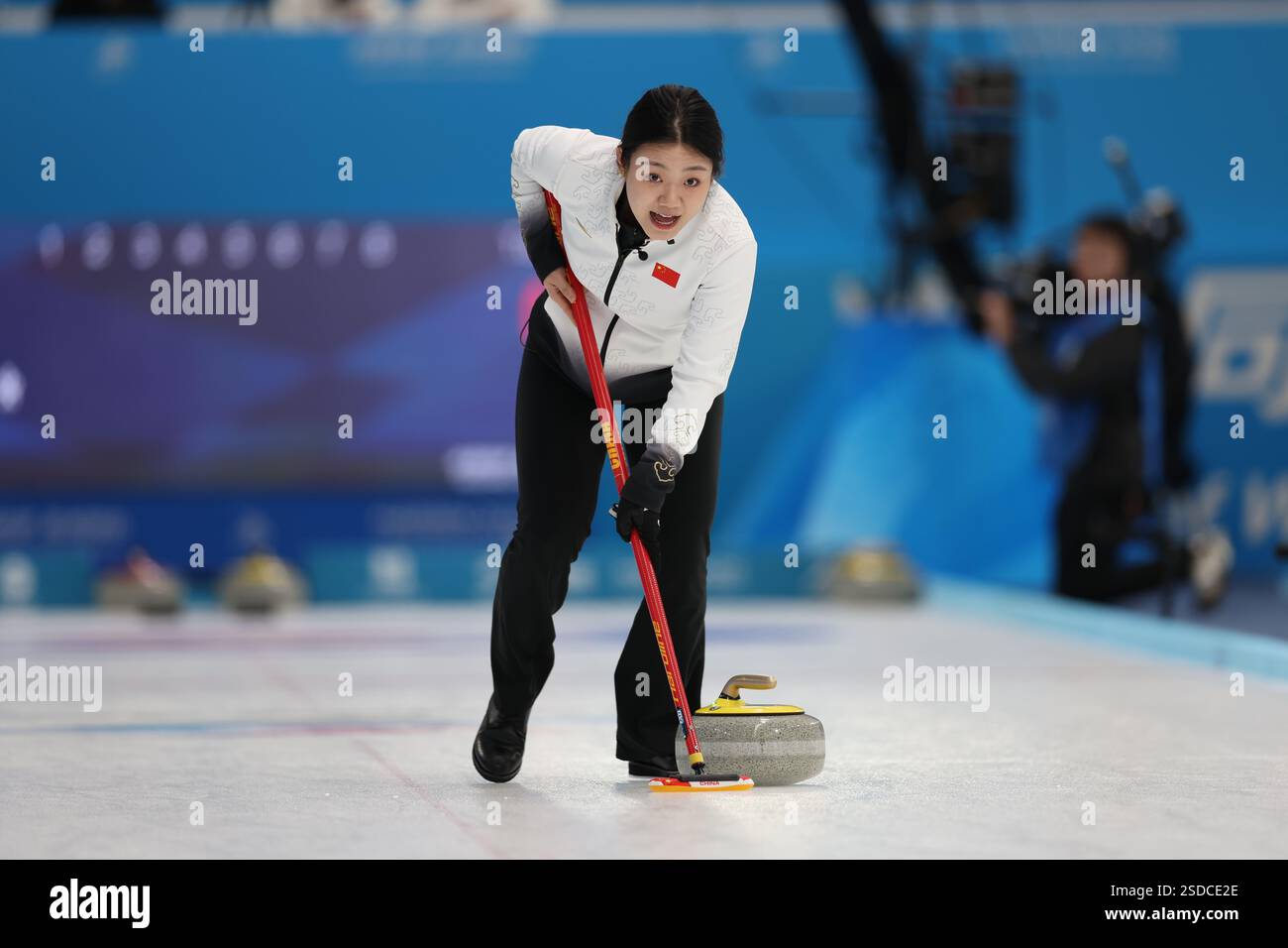 (250208) -- HARBIN, Feb. 8, 2025 (Xinhua) -- Han Yu of China competes ...