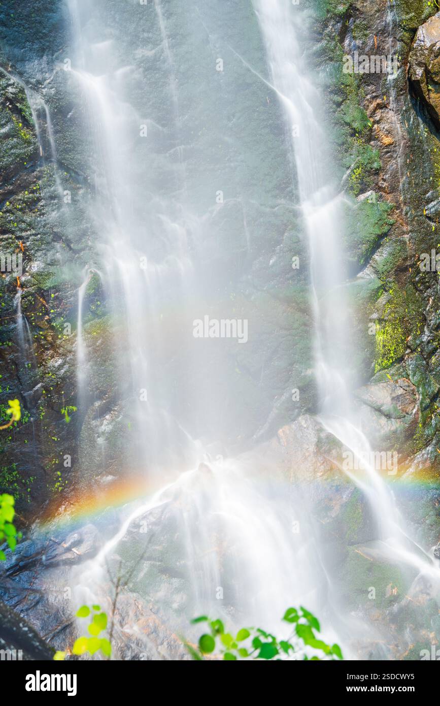 Waterfall cascading down cliff river hi-res stock photography and ...