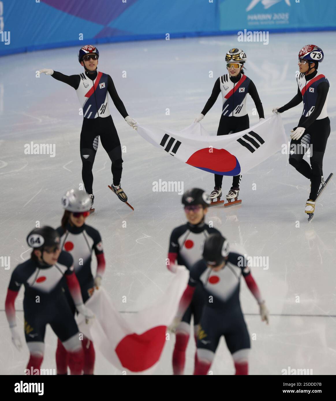 (250208) -- HARBIN, Feb. 8, 2025 (Xinhua) -- (from L to R, rear) Park Jiwon, Kim Gilli and Kim ...