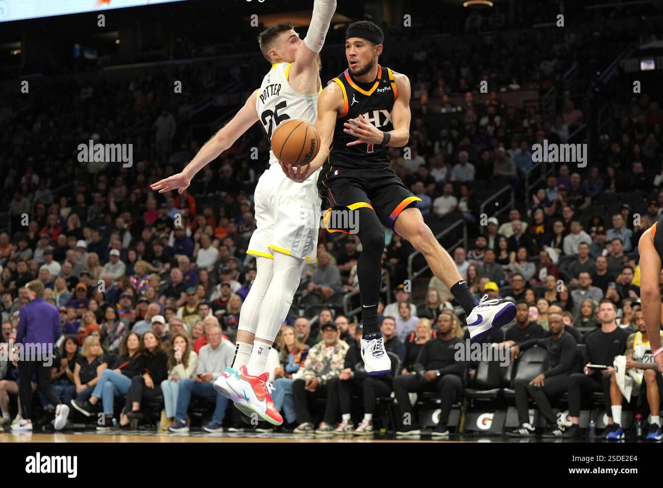 Phoenix Suns guard Devin Booker (1) makes the pass around Utah Jazz ...