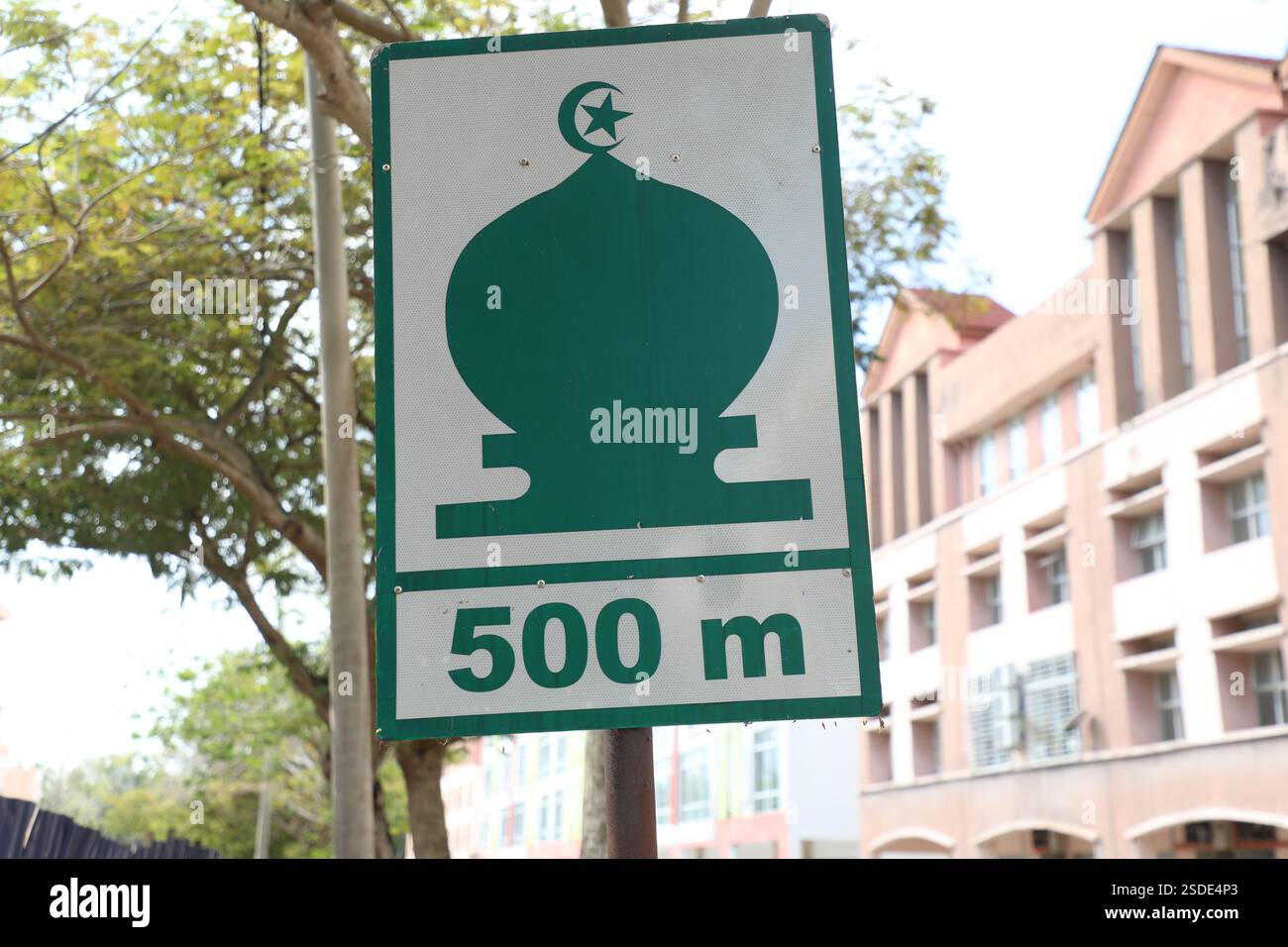 Street sign indicating 500 metres to the Malacca Straits Mosque ...