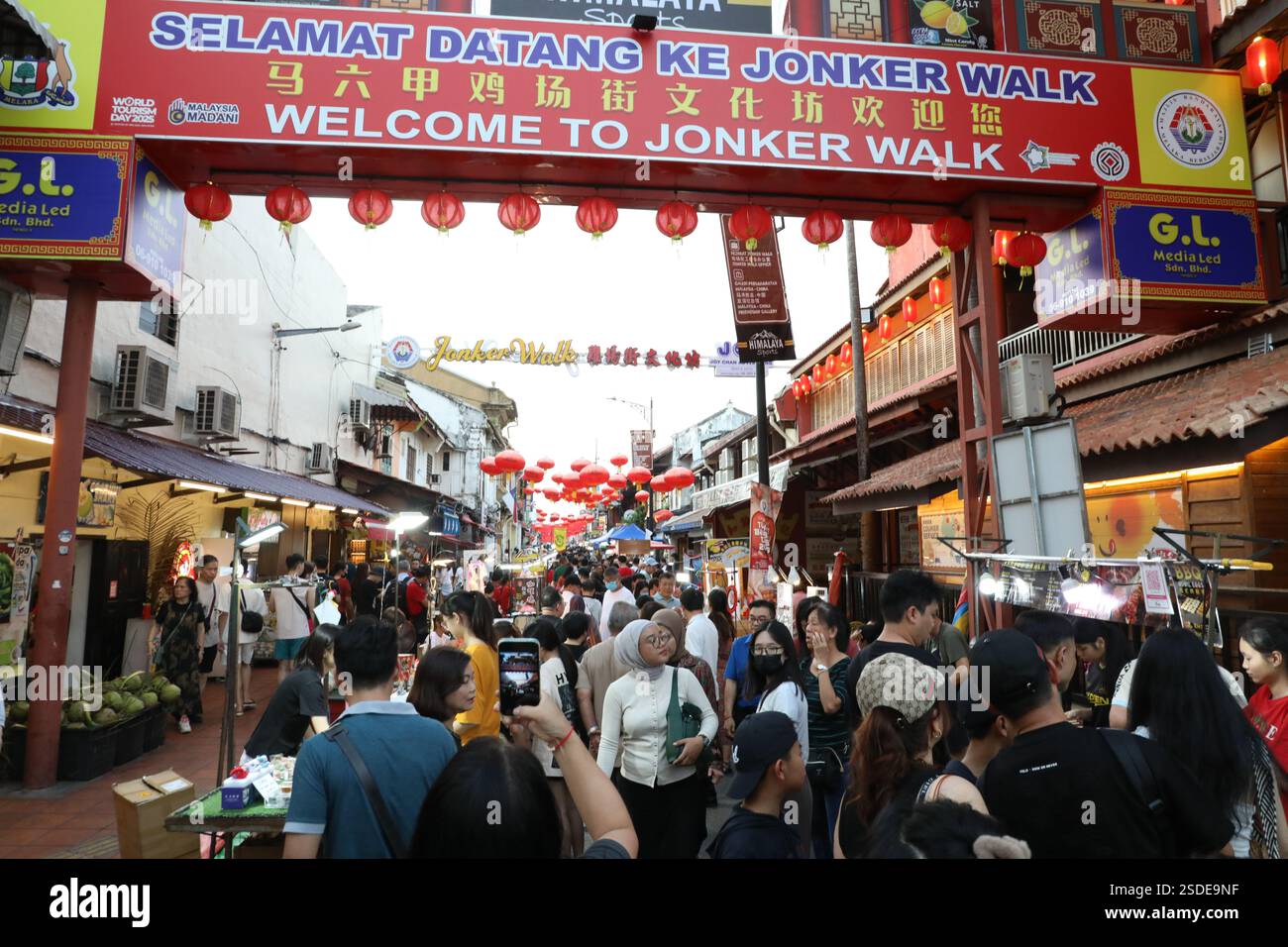 Jonker Street night market in the Chinatown of Melaka, Malaysia Stock ...