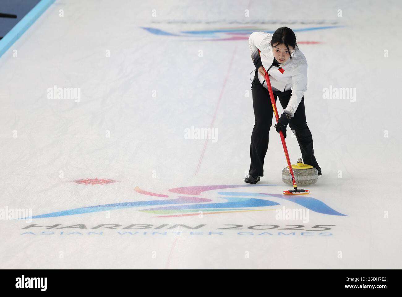 (250208) -- HARBIN, Feb. 8, 2025 (Xinhua) -- Han Yu of China competes ...
