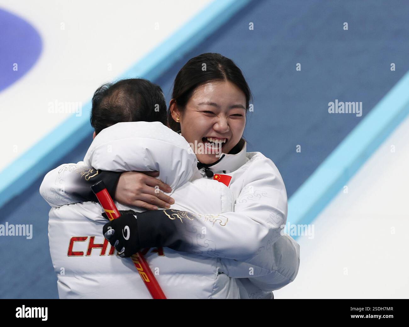(250208) -- HARBIN, Feb. 8, 2025 (Xinhua) -- Han Yu (R) of China reacts ...