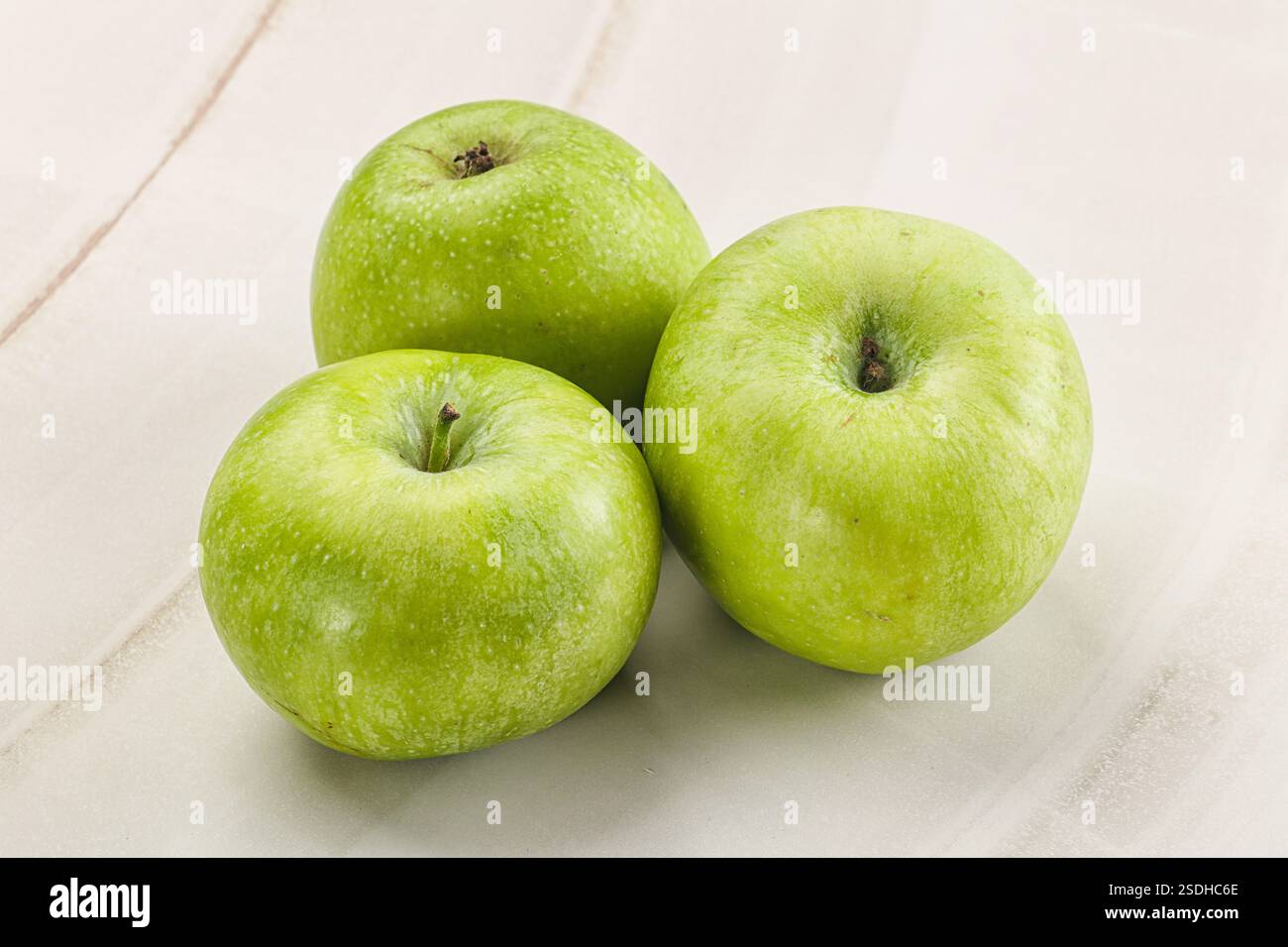 Sweet and juicy green apple heap Stock Photo - Alamy