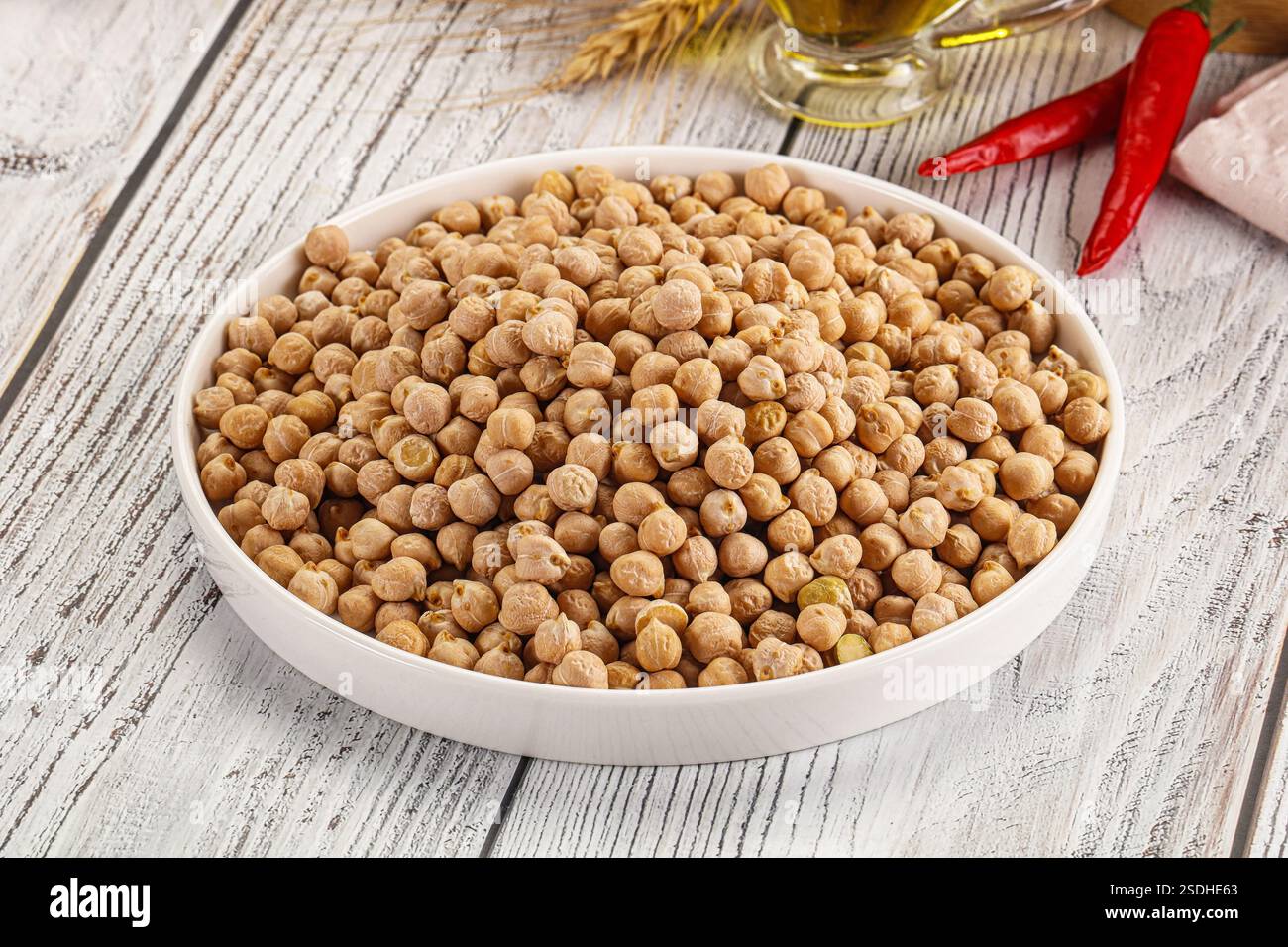 Dry raw chickpea seeds heap in the bowl Stock Photo - Alamy