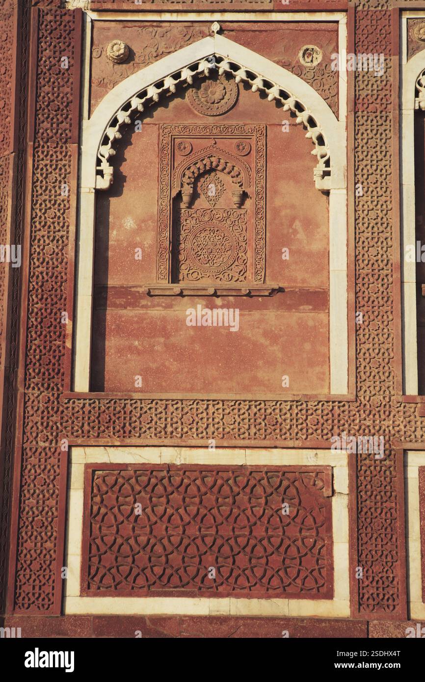 Design carved on wall of Agra fort built in 16th Century by Mughal ...