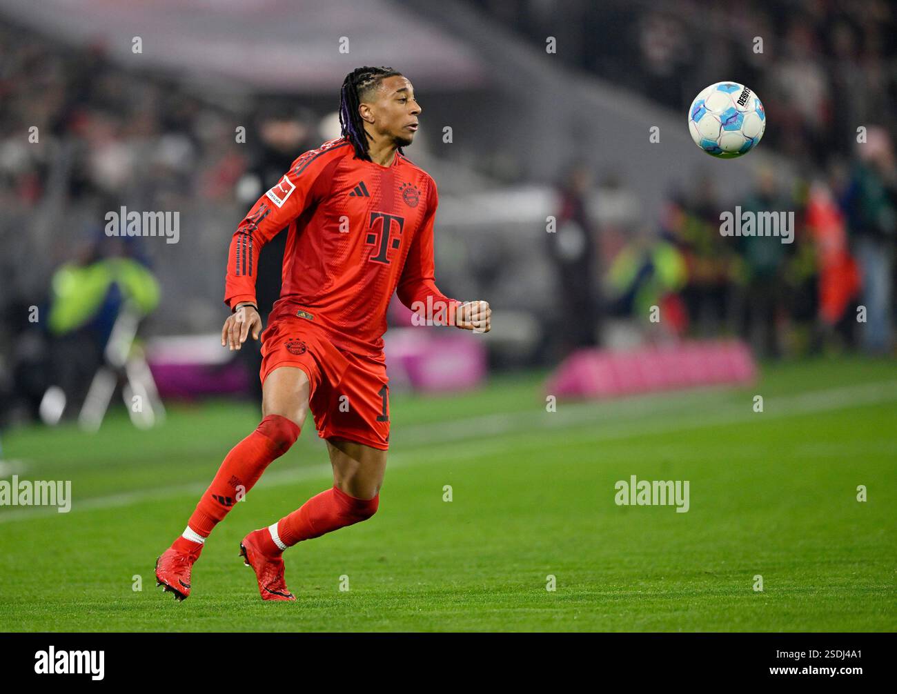 Michael Olise FC Bayern Muenchen FCB (17) Aktion am Ball FC Bayern ...