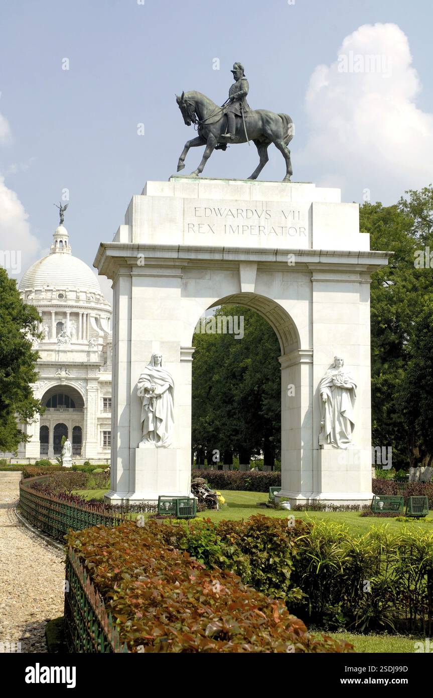 Edwards Vii Rex imperator statue on arch at Victoria Memorial, Calcutta ...