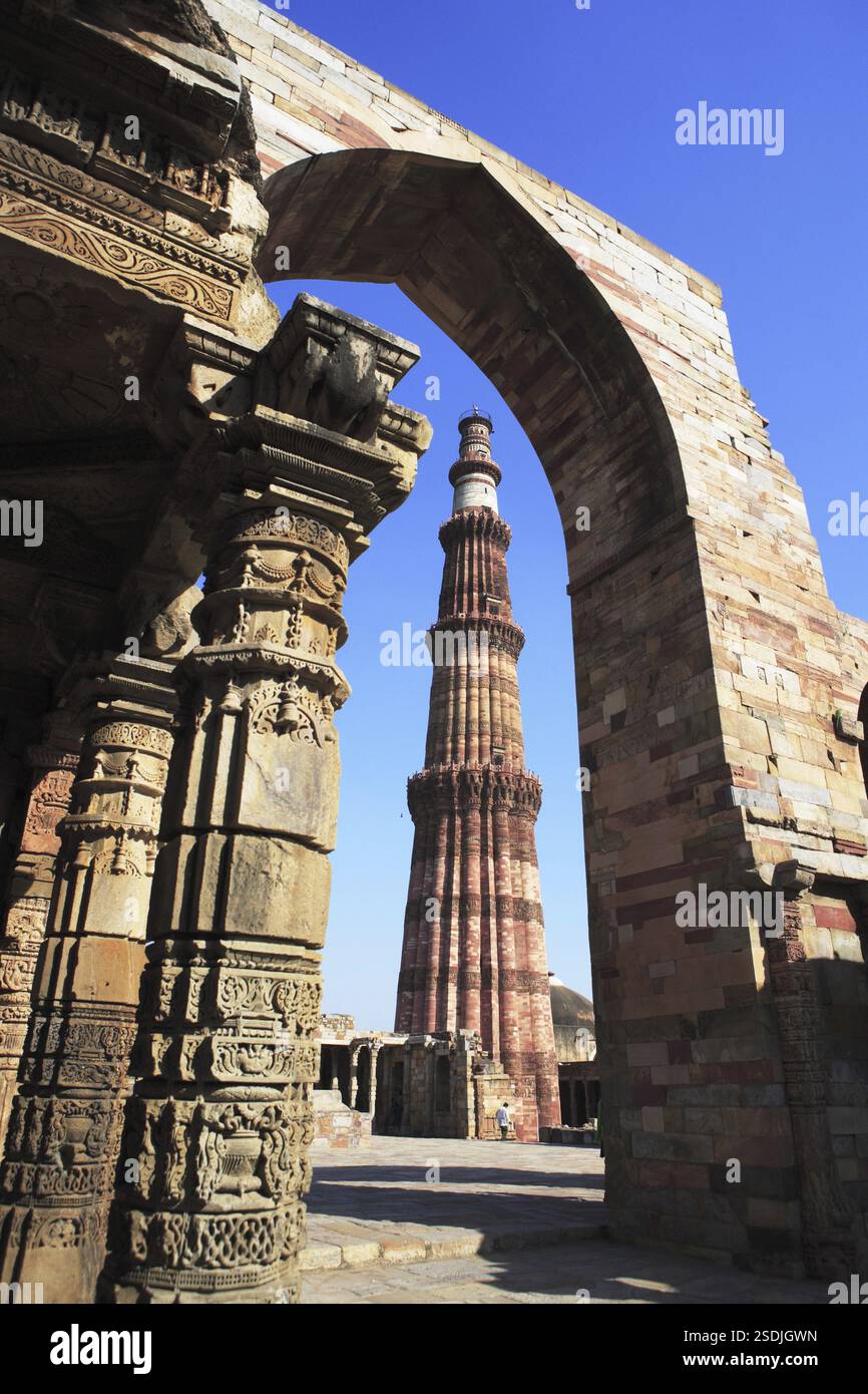 Quwwat-ul-Islam mosque and Qutab Minar through arch built in 1311 red ...