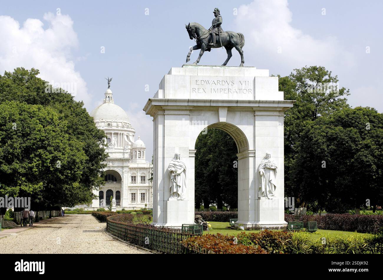 Edwards Vii Rex imperator statue on arch at Victoria Memorial monument ...