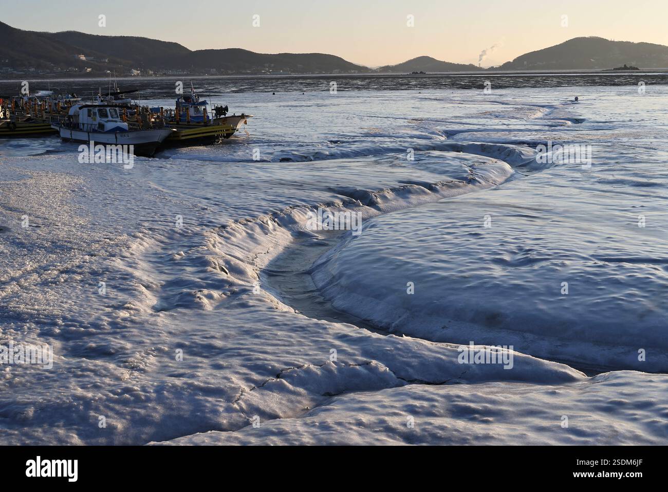 Extreme cold weather sweeping across South Korea Ice covers Dongmak ...