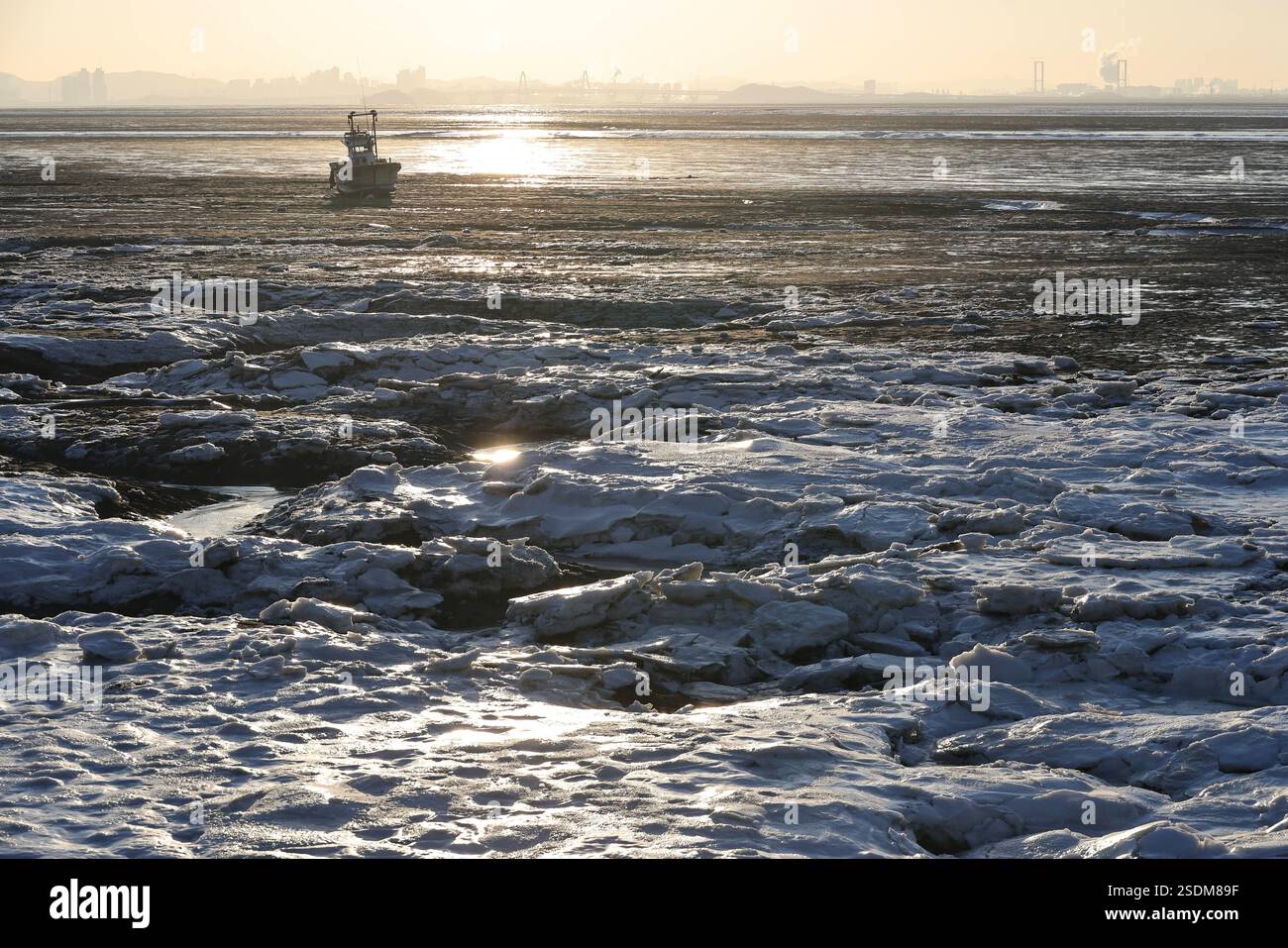 Extreme cold weather sweeping across South Korea Ice covers Dongmak ...
