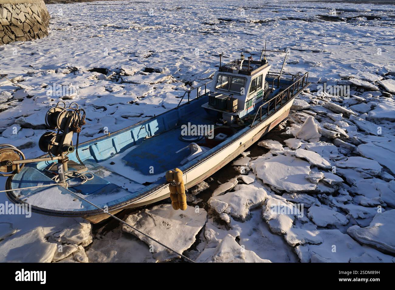 Extreme cold weather sweeping across South Korea Ice covers Dongmak ...