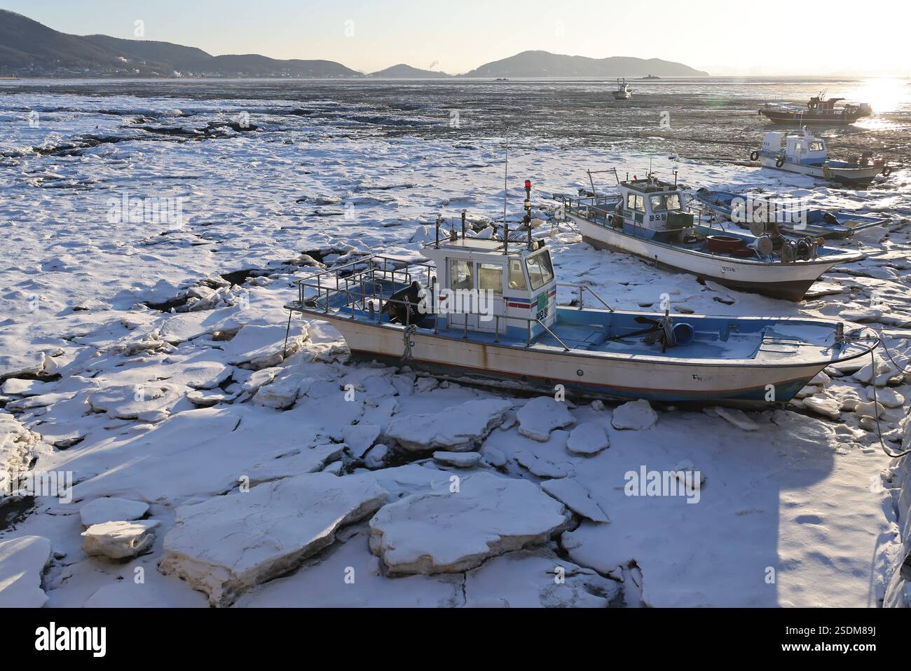 Extreme cold weather sweeping across South Korea Ice covers Dongmak ...