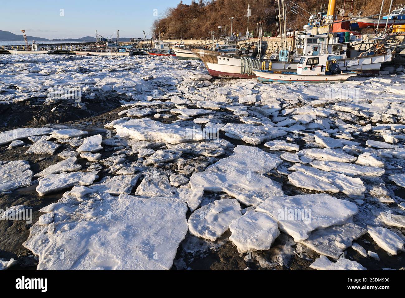 Extreme cold weather sweeping across South Korea Ice covers Dongmak ...