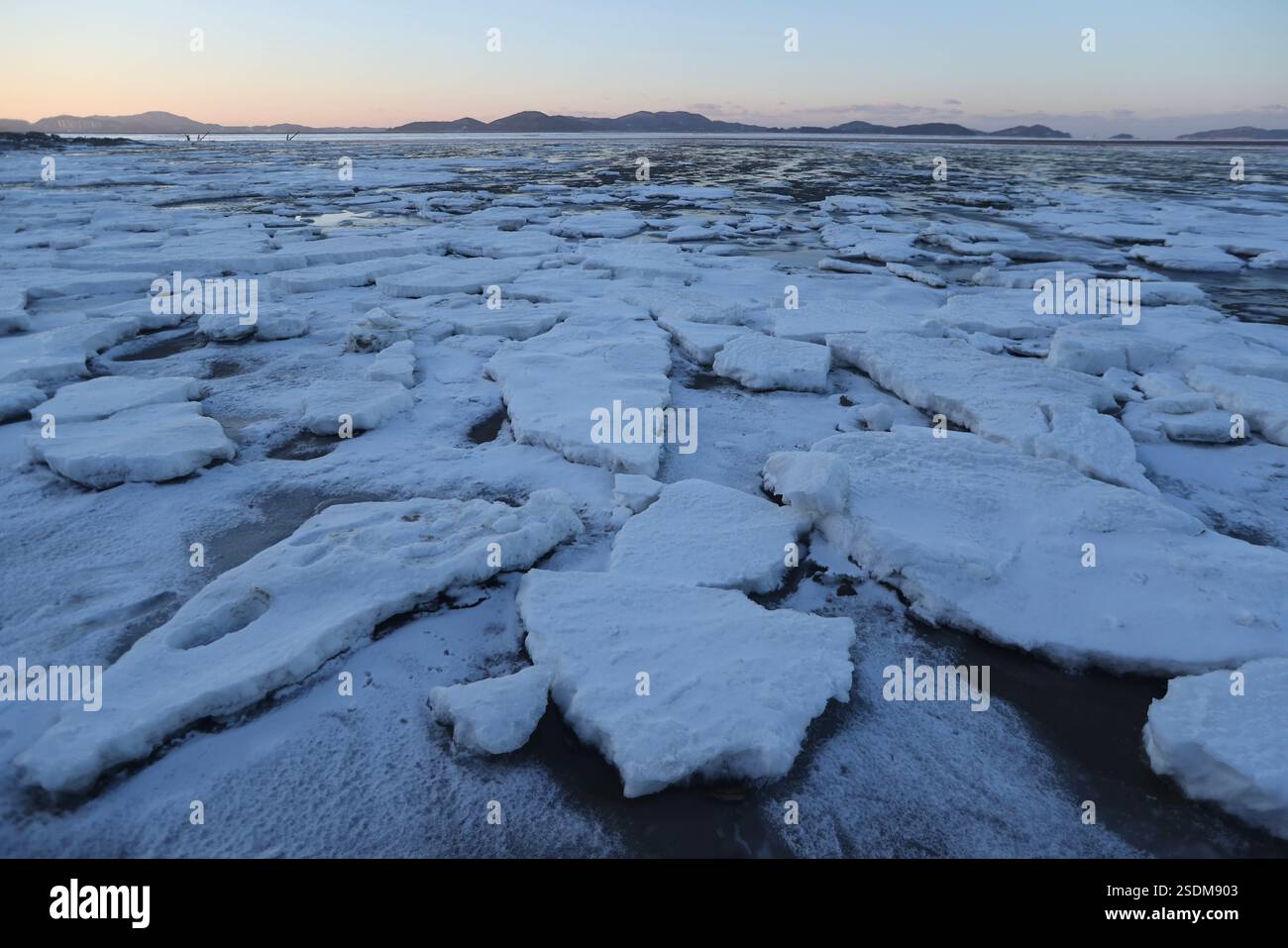 Extreme cold weather sweeping across South Korea Ice covers Dongmak ...