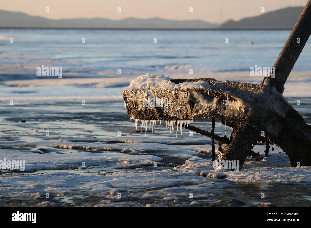 Extreme cold weather sweeping across South Korea Ice covers Dongmak ...