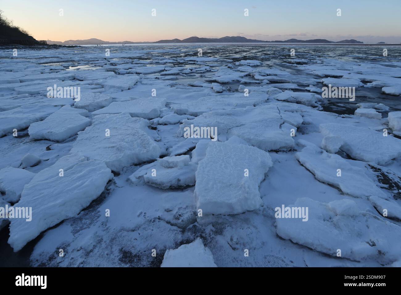 Extreme cold weather sweeping across South Korea Ice covers Dongmak ...