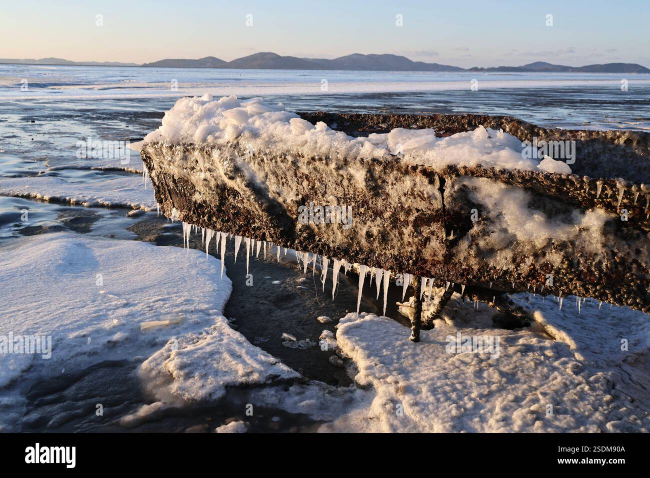 Extreme cold weather sweeping across South Korea Ice covers Dongmak ...
