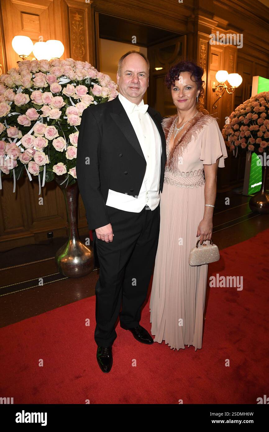 Dirk Hilbert und Miriam Noetzold beim Semper Opernball am 07.02.2025 in Dresden Stock Photo - Alamy