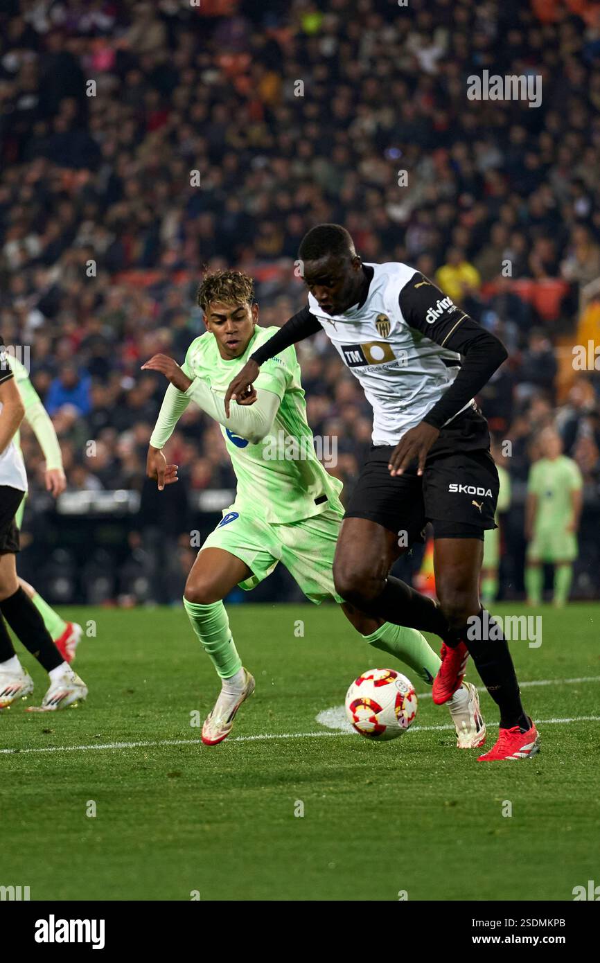 Mouctar Diakhaby of Valencia CF, Lamine Yamal of FC Barcelona in action ...