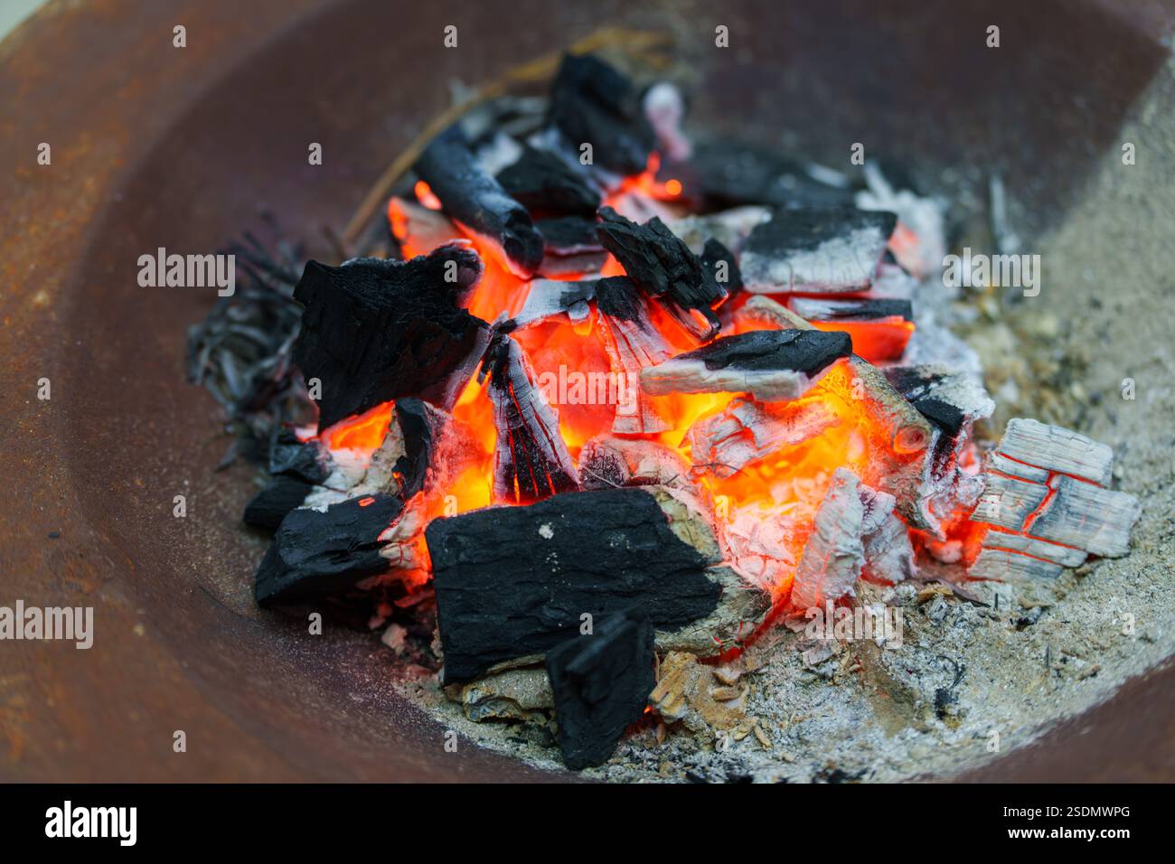 Embers in brazier closeup hi-res stock photography and images - Alamy