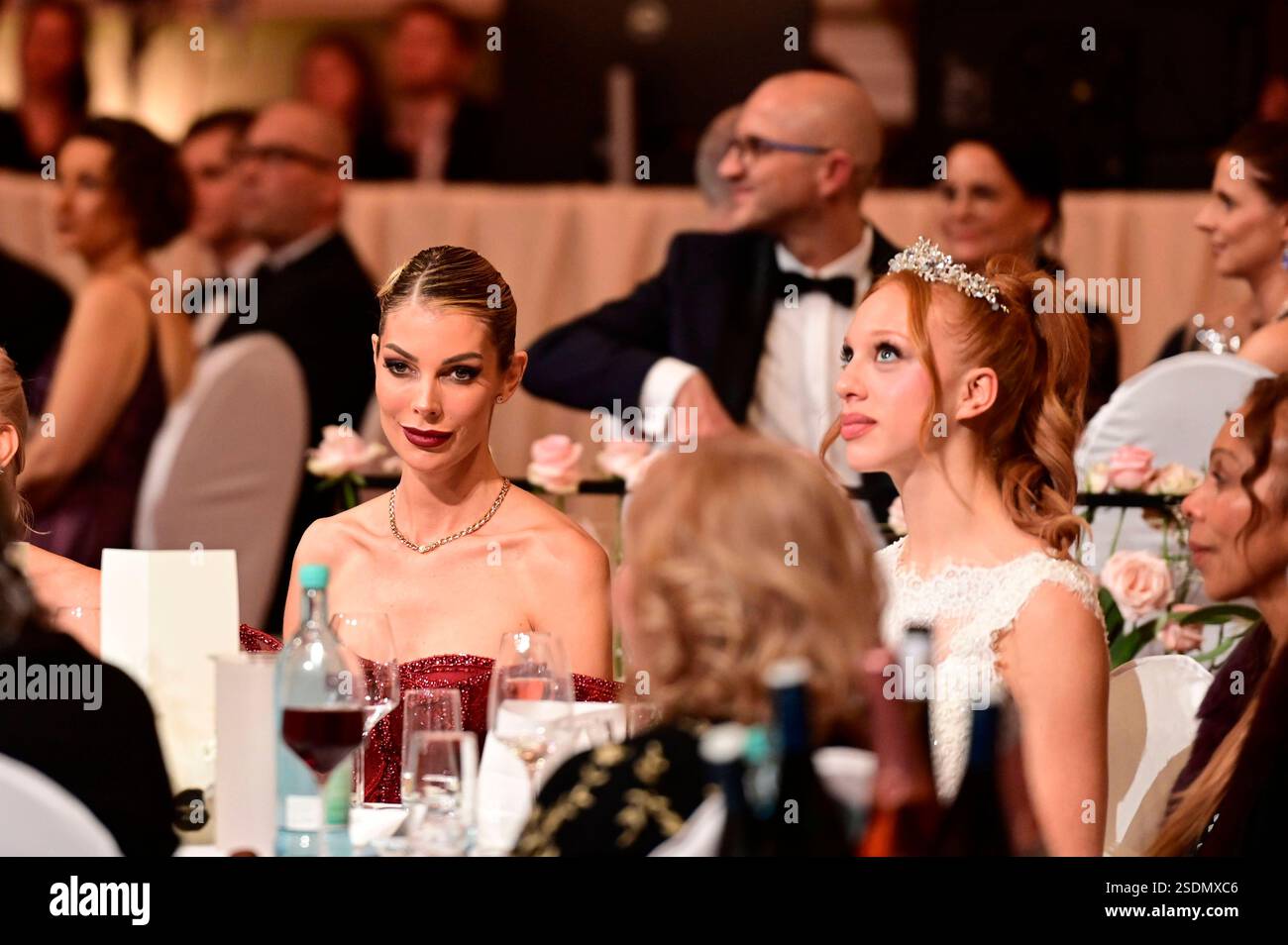Annika Gassner und Anna Ermakova beim 17. SemperOpernball 2025 in der ...