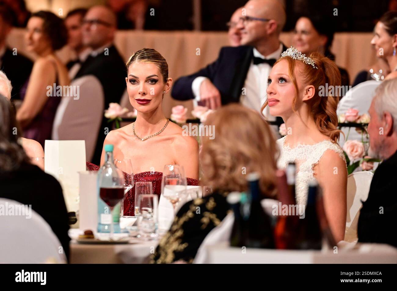 Annika Gassner und Anna Ermakova beim 17. SemperOpernball 2025 in der ...