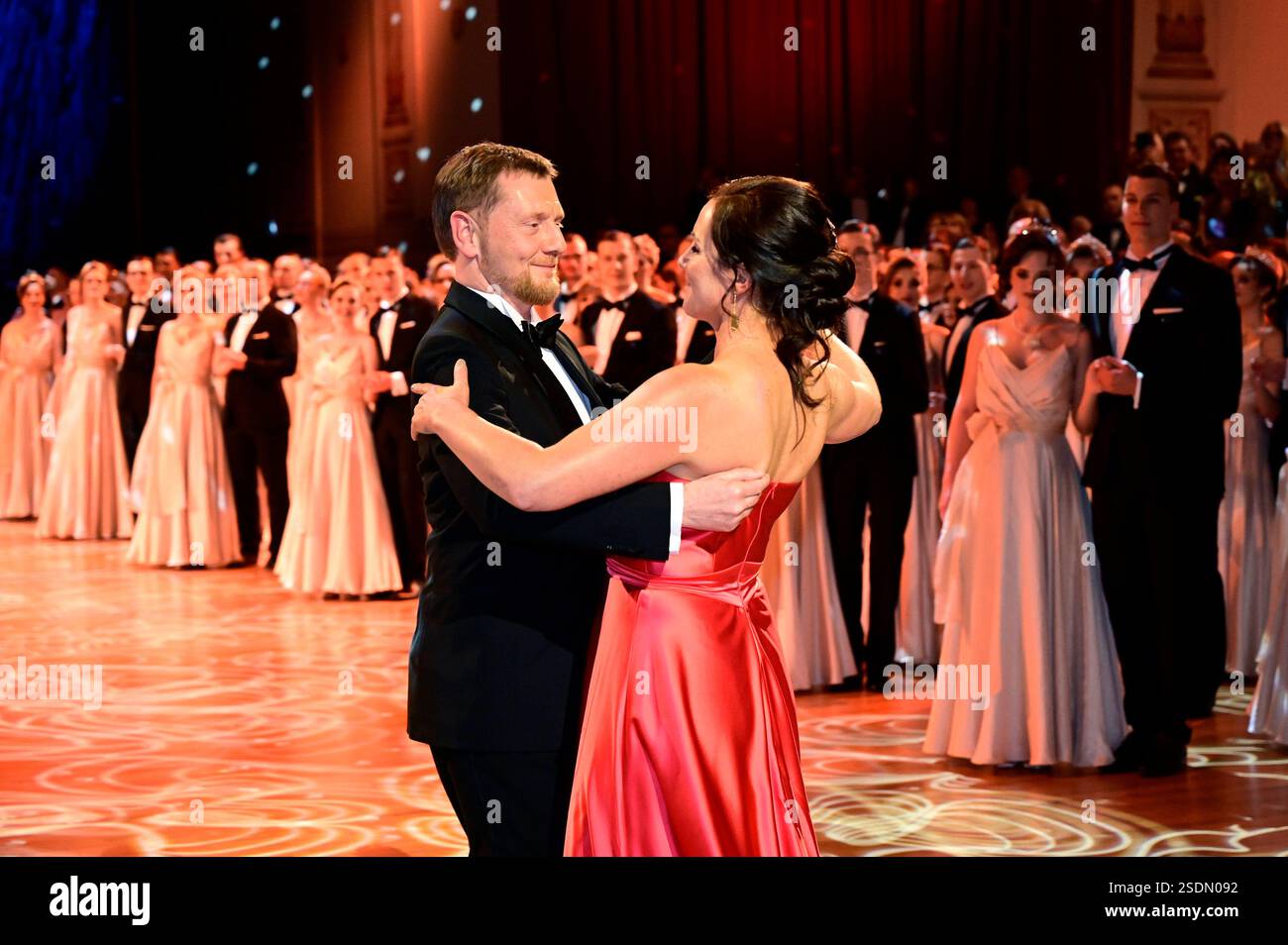 Michael Kretschmer mit Partnerin Annett Hofmann beim 17. SemperOpernball 2025 in der Semper Oper ...