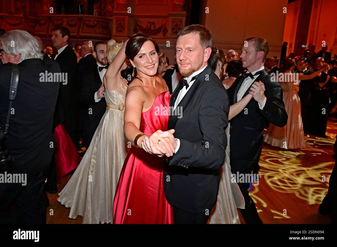 Michael Kretschmer mit Partnerin Annett Hofmann beim 17. SemperOpernball 2025 in der Semper Oper ...