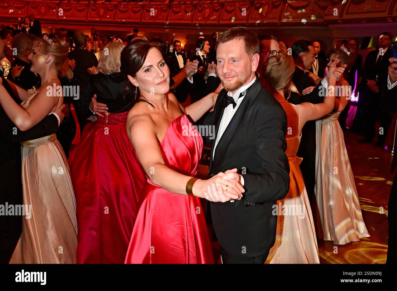 Michael Kretschmer mit Partnerin Annett Hofmann beim 17. SemperOpernball 2025 in der Semper Oper ...