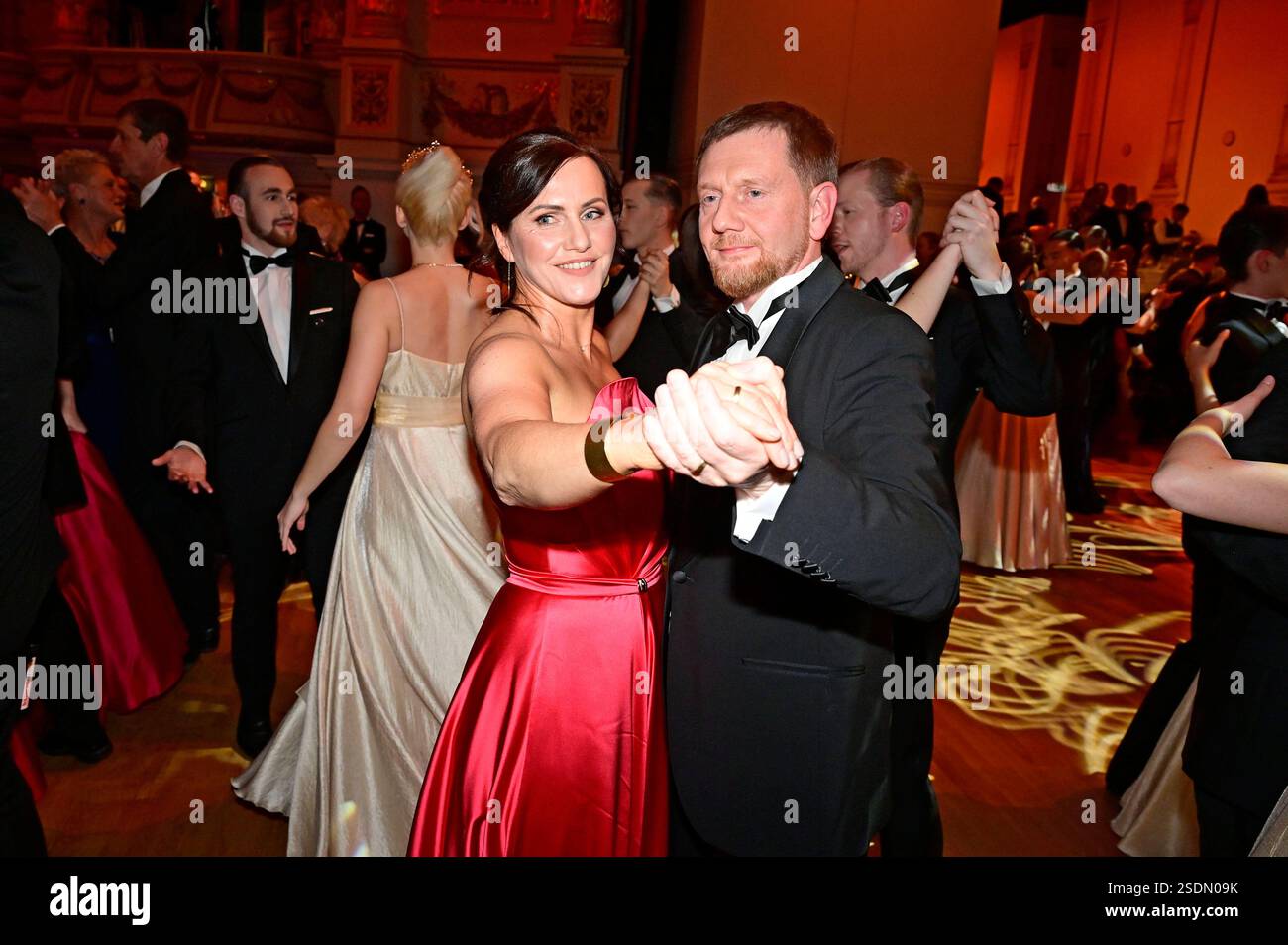 Michael Kretschmer mit Partnerin Annett Hofmann beim 17. SemperOpernball 2025 in der Semper Oper ...