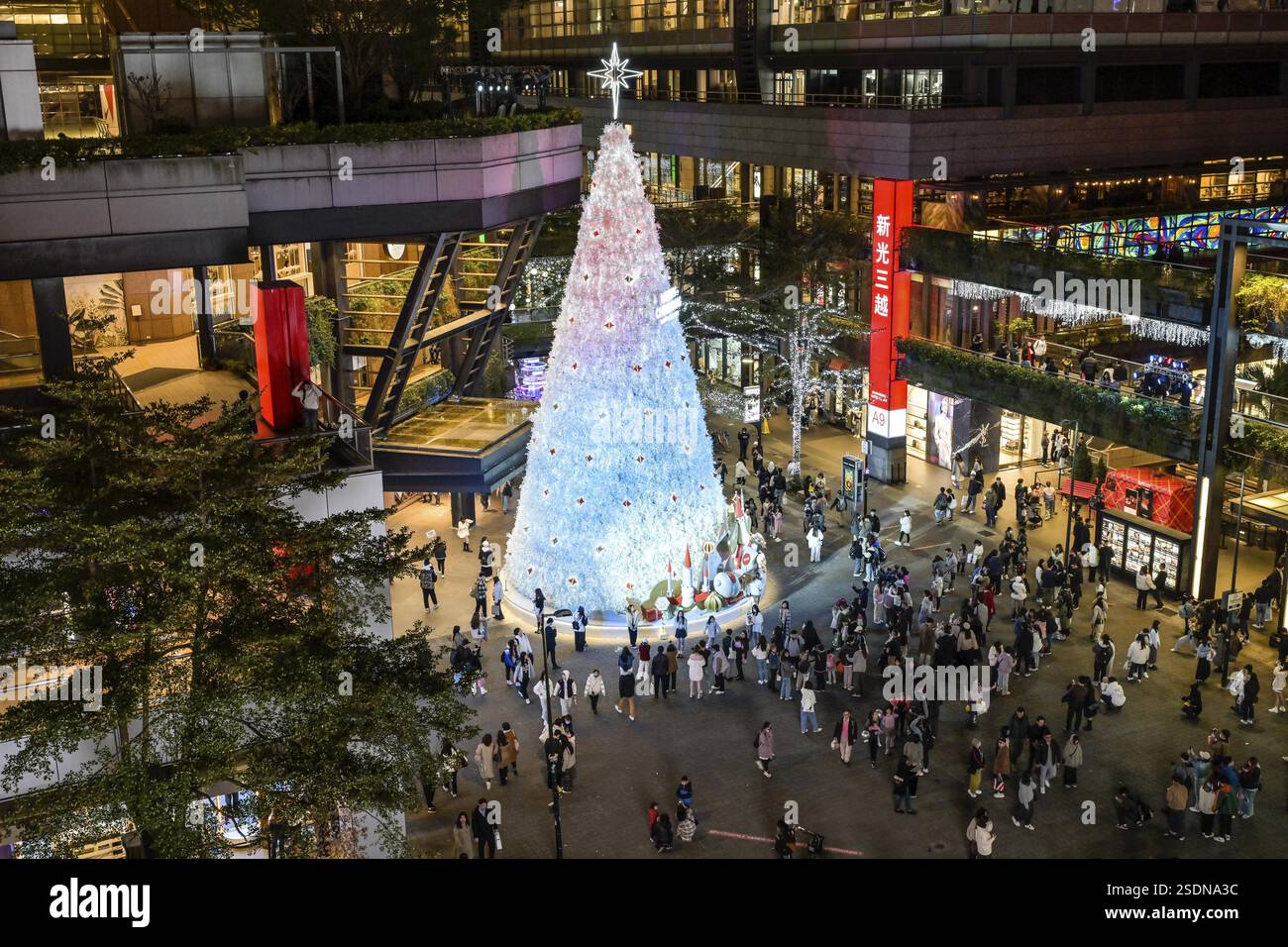 Christmas tree at Xiangti Avenue Plaza, Xinyi Special District, Taipei ...